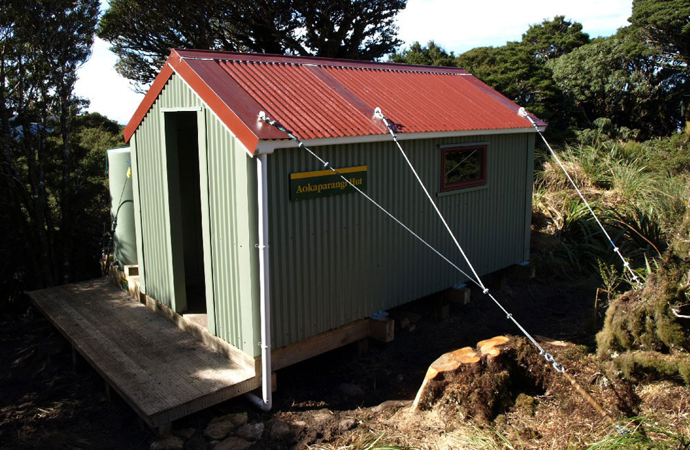Aokaparangi Hut: Tararua Forest Park, Kapiti region