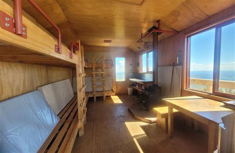 Purity Hut: Ruahine Forest Park, Manawatu region