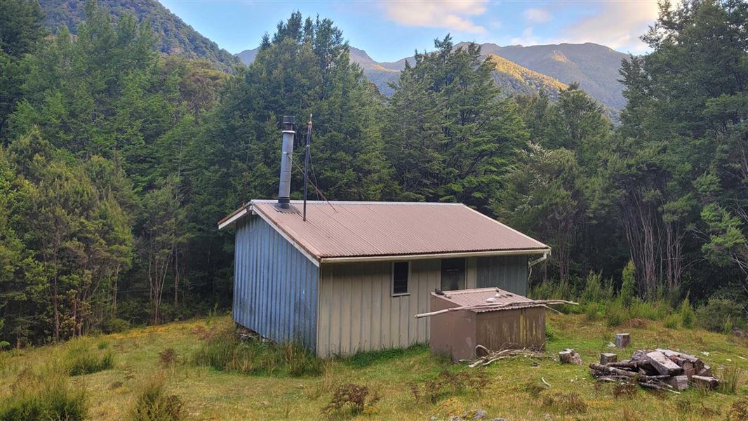 Anatoki Forks Hut: Kahurangi National Park, Nelson/Tasman region